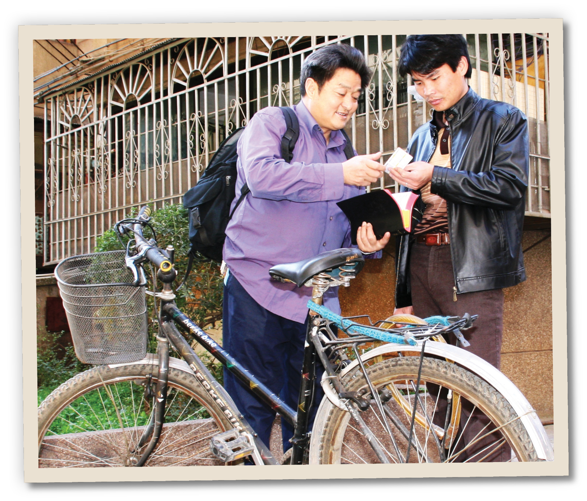 Chinese Pastor "Bike" Shares the Gospel from His Bicycle - Stories